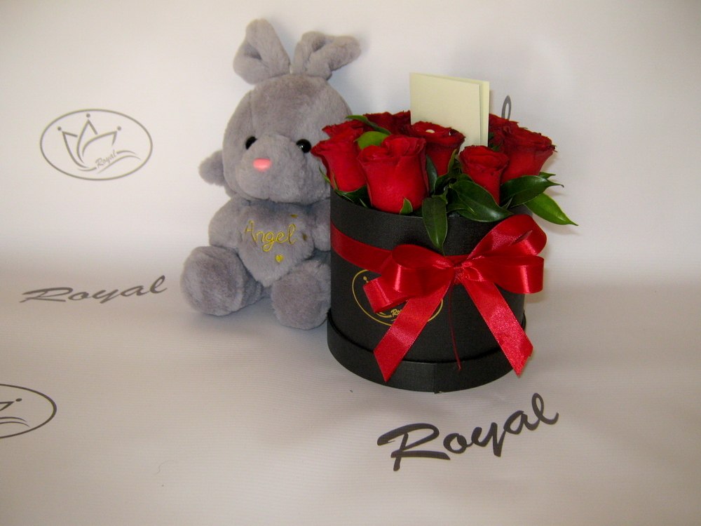 Box sa crvenim ružama i plišanom igračkom 290