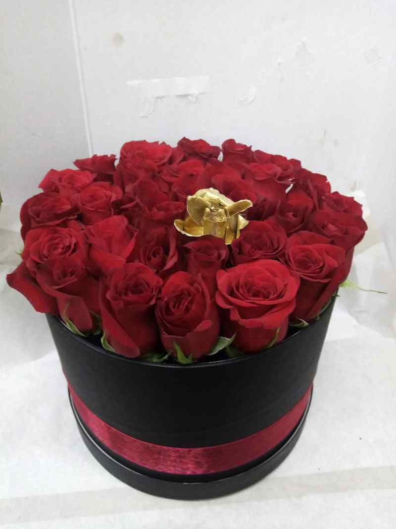 Box sa crvenim ružama i jednom zlatnom 086