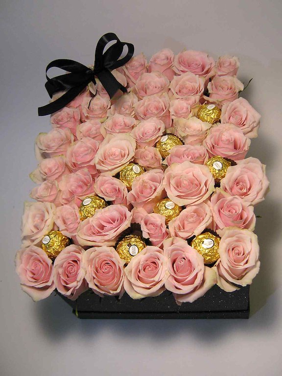 Box kocka sa roze ružama i ferrero rocher 075