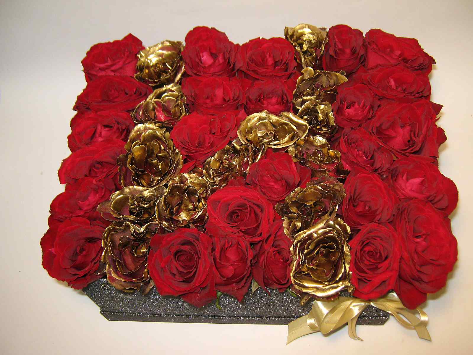 Box kocka sa crvenim i zlatnim ružama 074