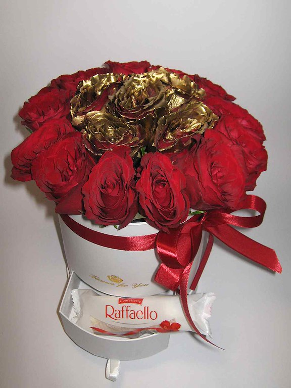 Box sa crvenim i zlatnim ružama i raffaello 065