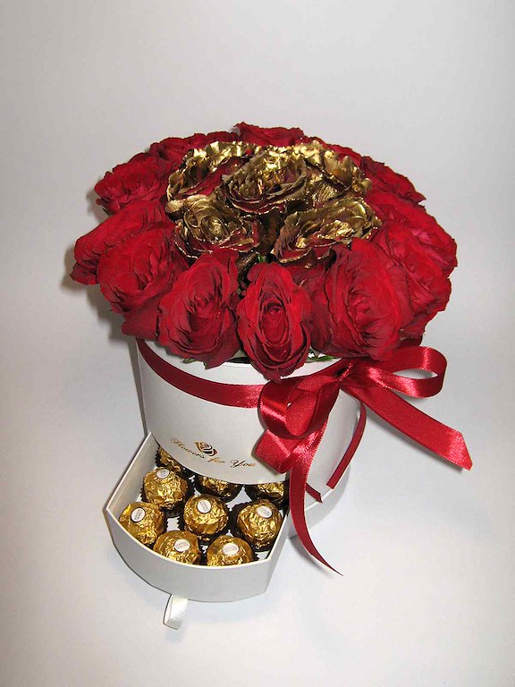 Box sa crvenim i zlatnim ružama i ferrero rocher 062