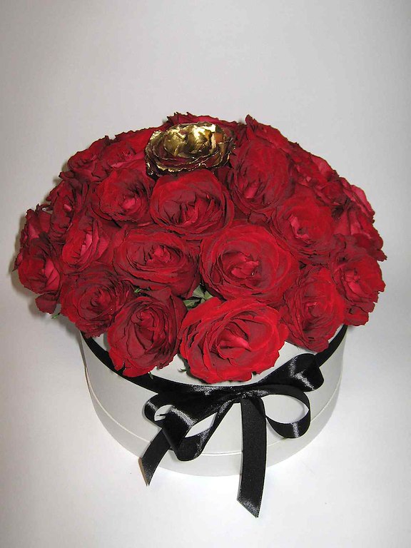 Box of flowers sa crvenim ružama i jednom zlatnom 057