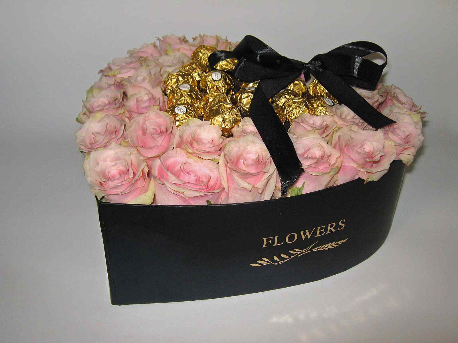 Box of flowers srce sa roze ružama i ferrero rocher 056