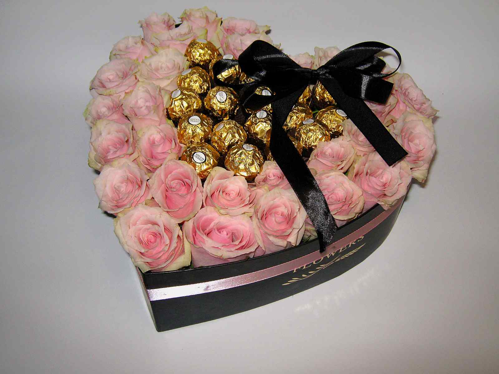 Box srce sa roze ružama i ferrero rocher 054