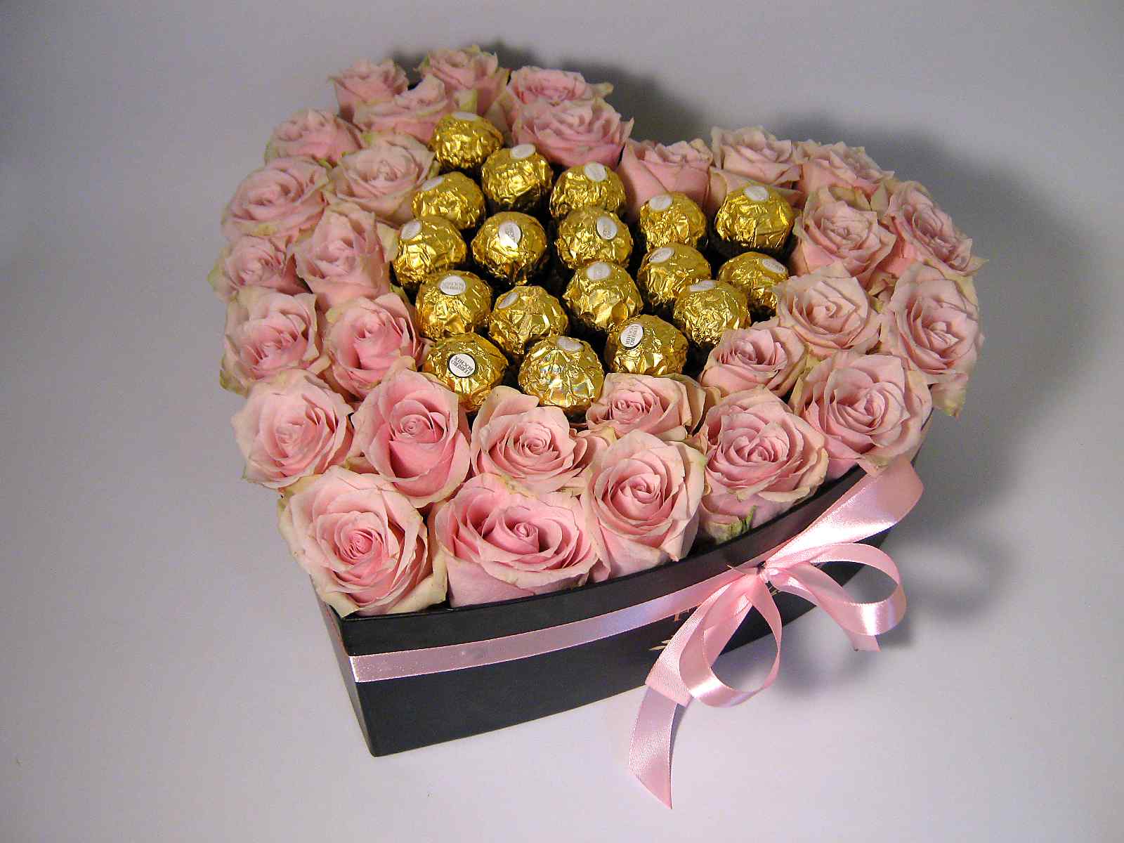Box srce sa roze ružama i ferrero rocher 051