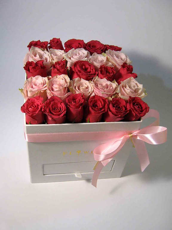 Box kocka sa crvenim i roze ružama 050