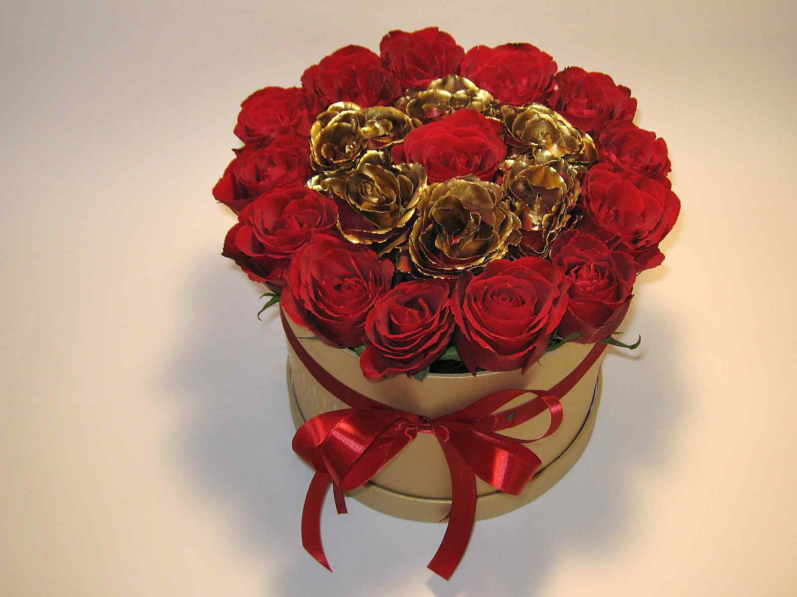 Box sa crvenim i zlatnim ružama 042