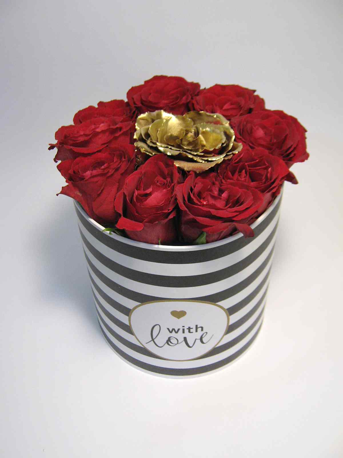 Box sa crvenim ružama i jednom zlatnom 040