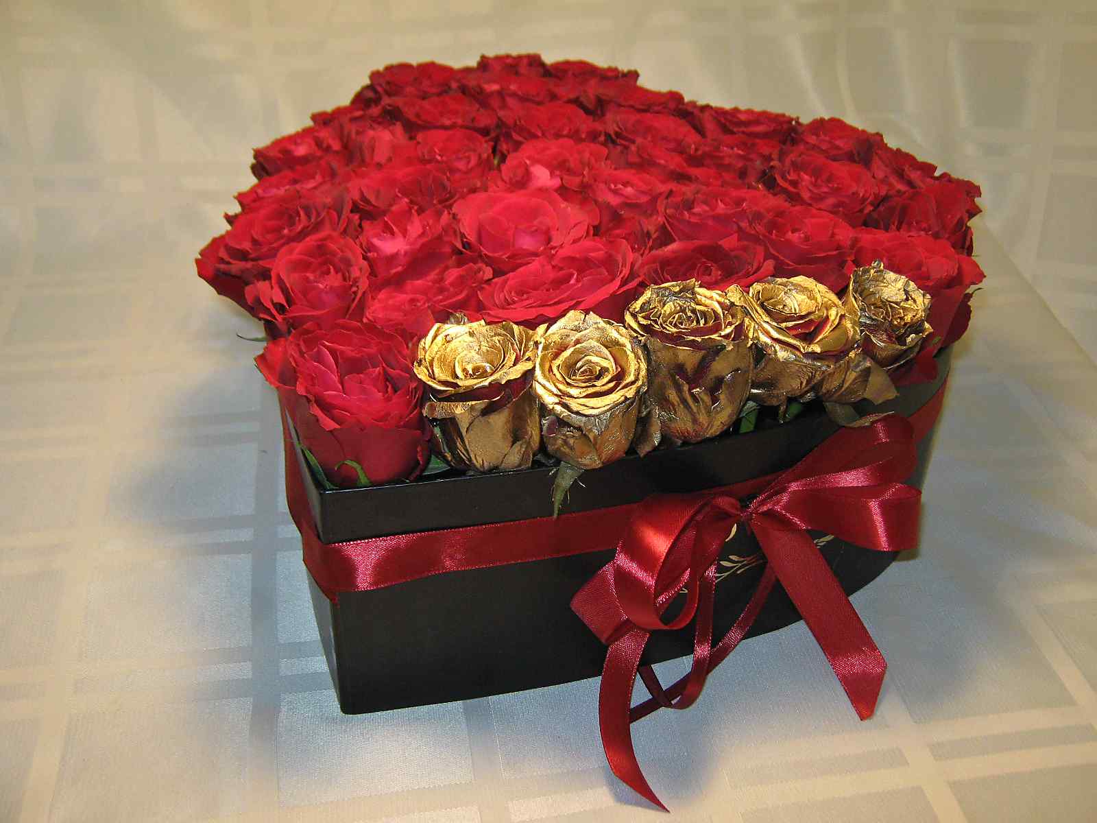 Box srce sa crvenim i zlatnim ružama 036