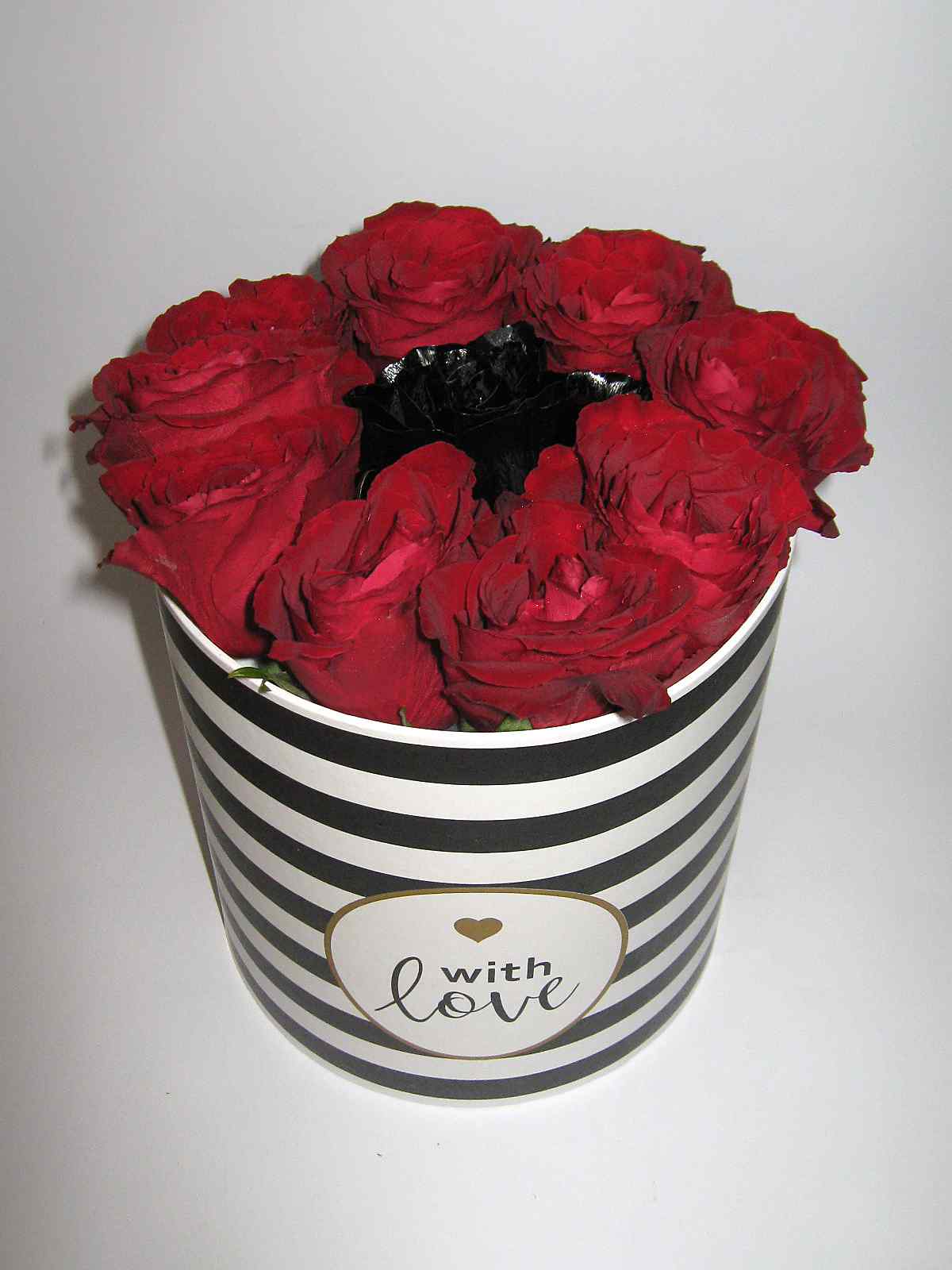 Box sa crvenim ružama i jednom crnom 035