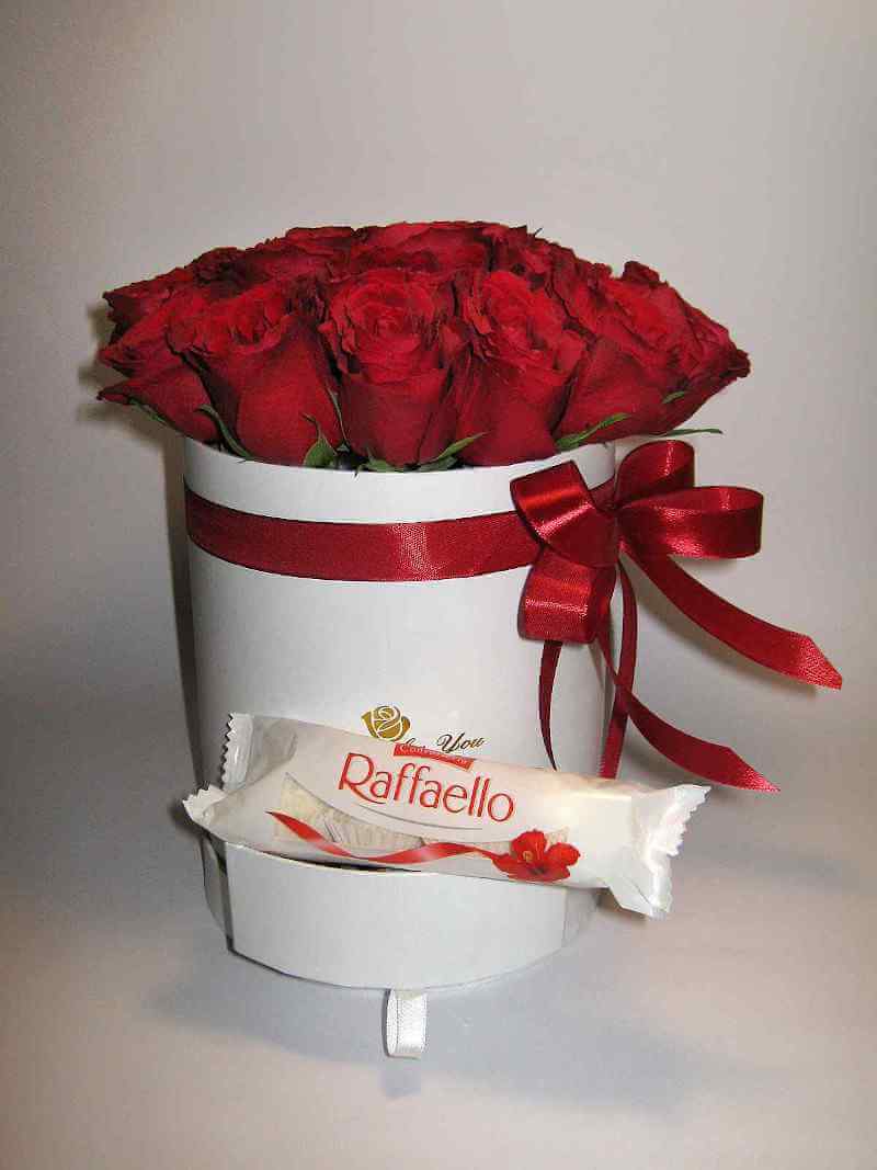 Box sa crvenim ružama i raffaello 019