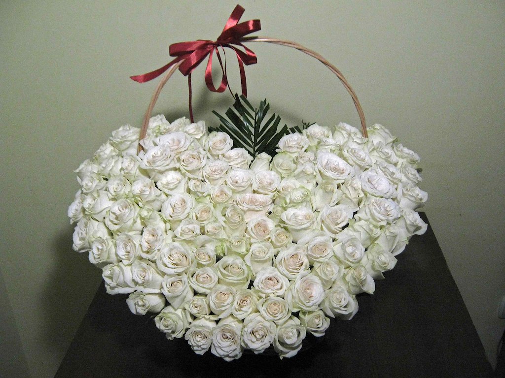 Korpa srce sa 101 belom ružom 186
