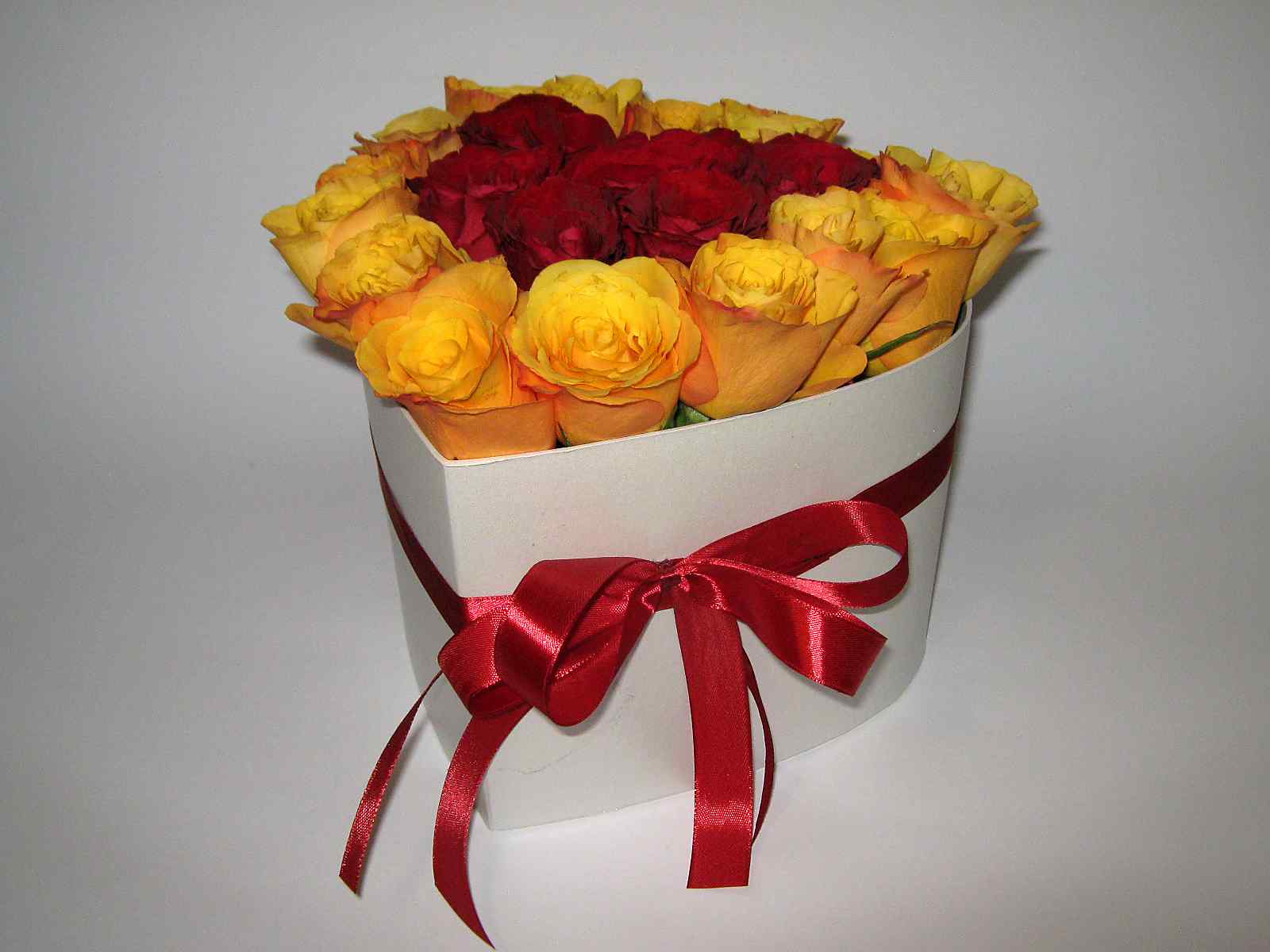 Box srce, žute i crvene ruže 004