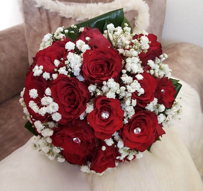 Bidermajer sa crvenim ružama i gipsofilom 111