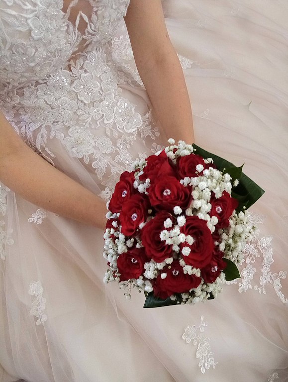 Bidermajer sa crvenim ružama i gipsofilom 110
