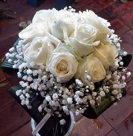 Bidermajer sa belim ružama, gipsofilom i aspidistrom 109