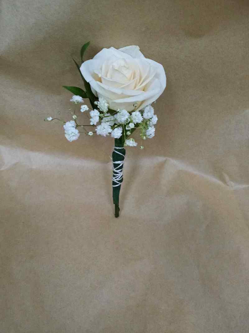 Cvetić za rever bež ruža i gipsofila 124