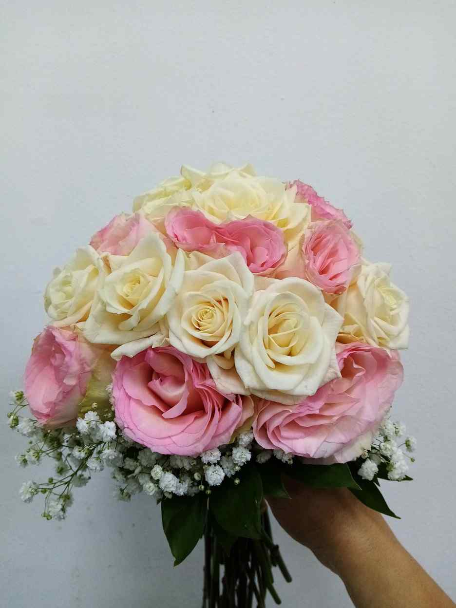 Bidermajer sa roze i bež ružama i gipsofilom 108