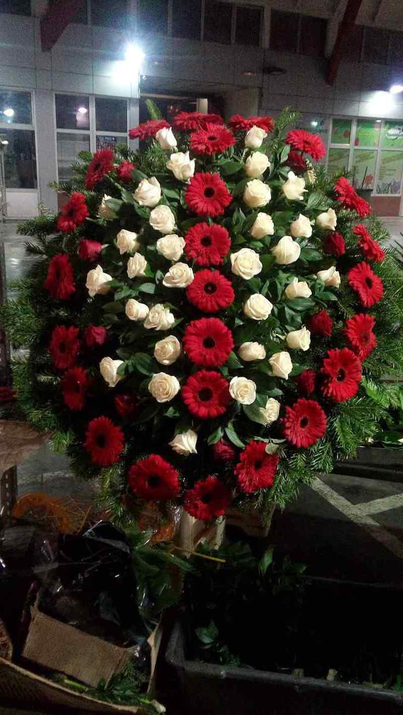 Venac sa belim i crvenim ružama i gerberom 268