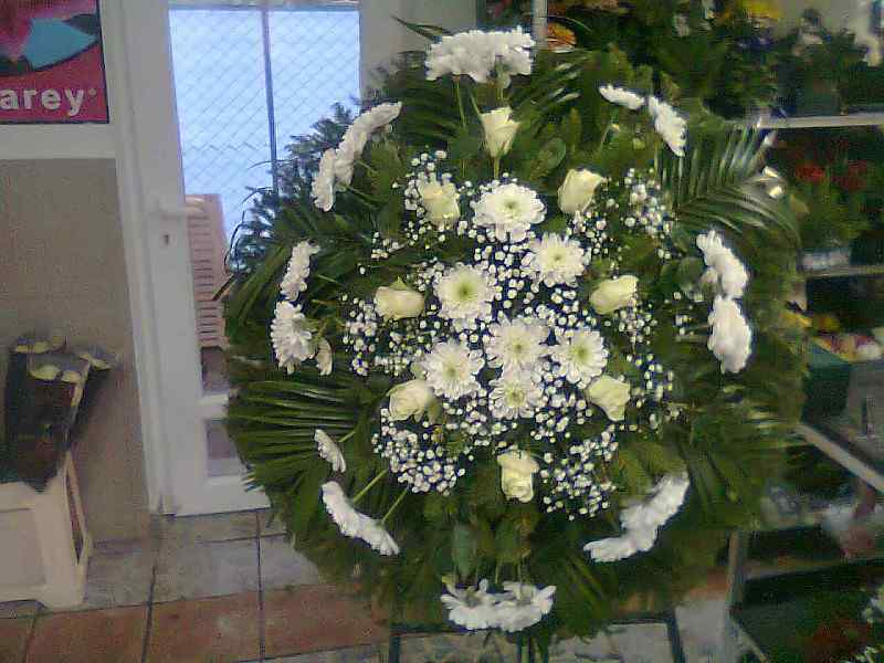 Venac sa belim ružama, hrizantemama i gipsofilom 249
