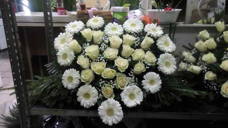 Suza srce sa belim ružama i gerberom 214