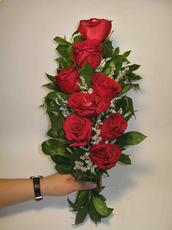 Buket za krst sa crvenim ružama 112
