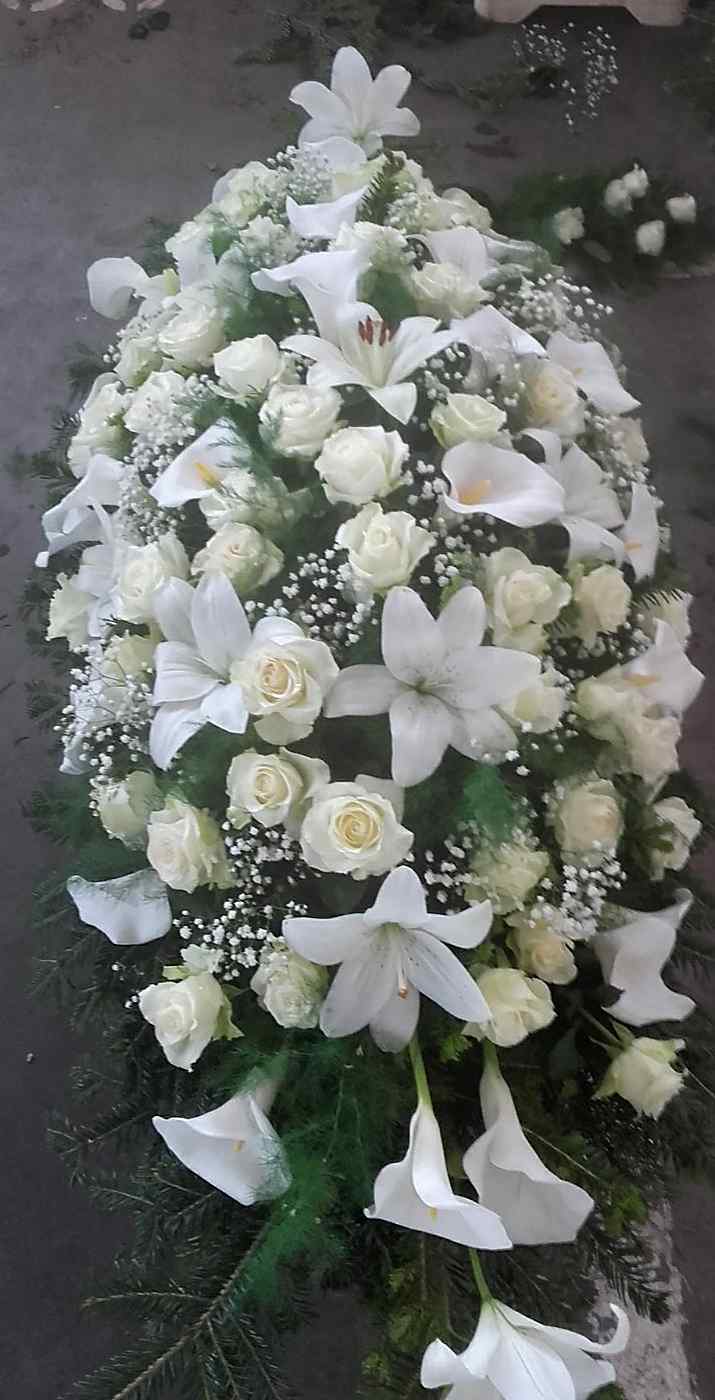 Suza sa belim ružama, kalama, ljiljanom i gipsofilom 207