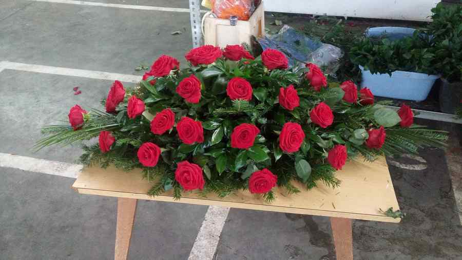 Suza sa crvenim ružama 206