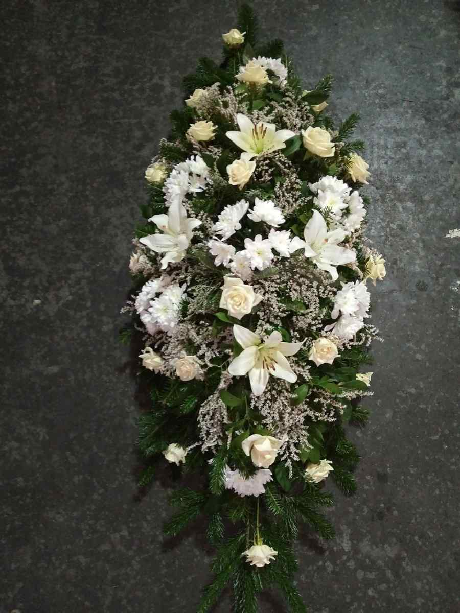 Suza sa belim ružama, hrizantemama i ljiljanom 205