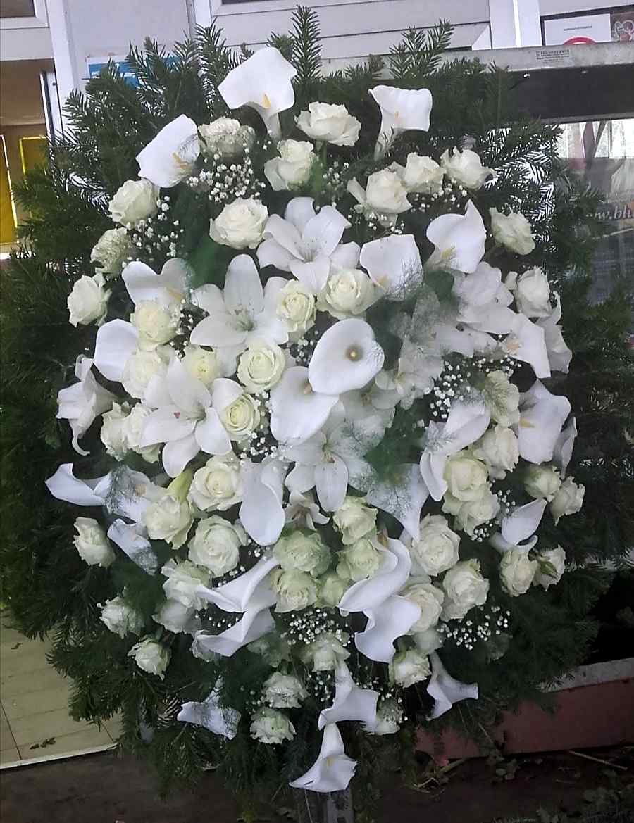 Venac sa belim ružama, kalama, ljiljanom i gipsofilom 229