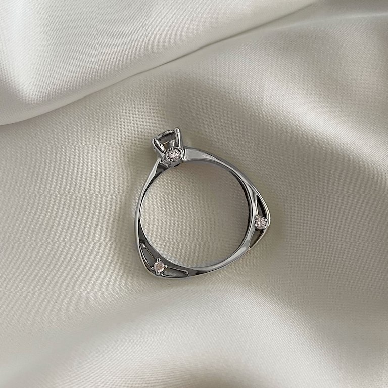 Prsten jedinstvenog oblika sa bočnim cirkonima, belo zlato