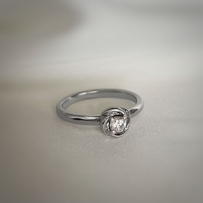 Neobičan, a istovremeno i klasičan verenički prsten od belog zlata sa jednim cirkonom