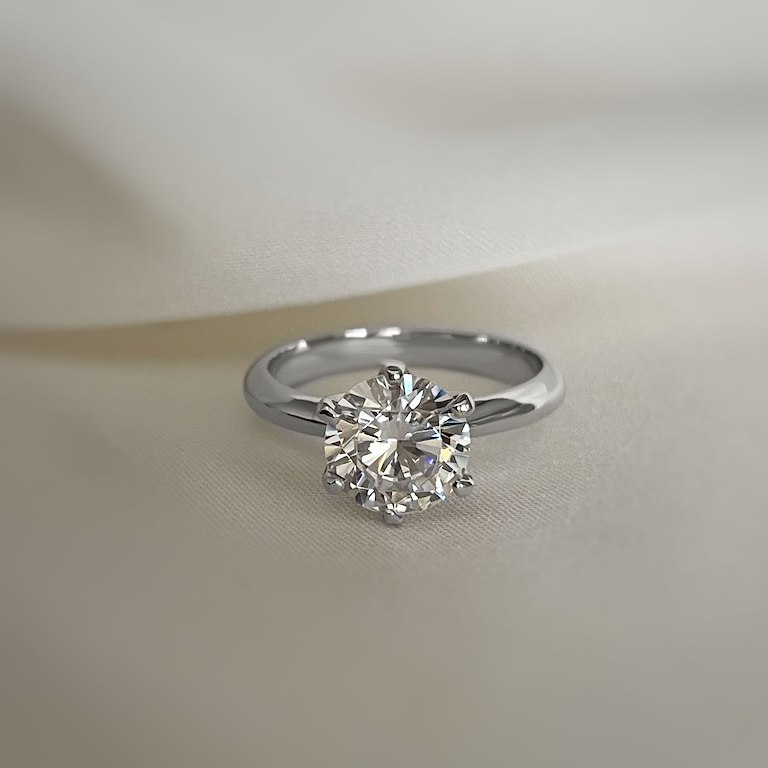 Klasičan i upadljive verenički prsten od belog zlata sa jednim cirkonom