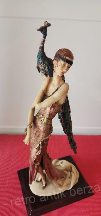 Porculanska figura-Devojka sa paunom