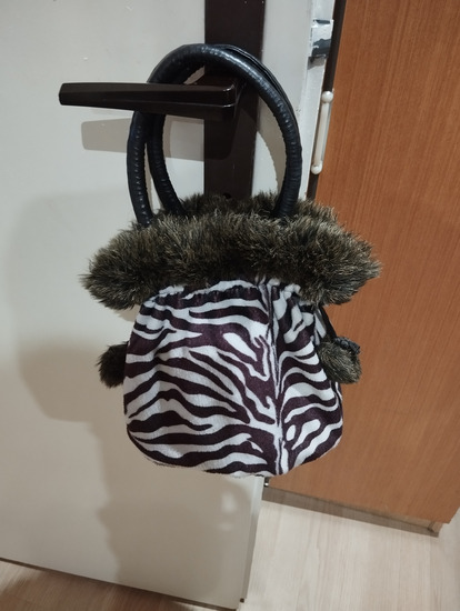 Zebra plisana torbica sa krznom