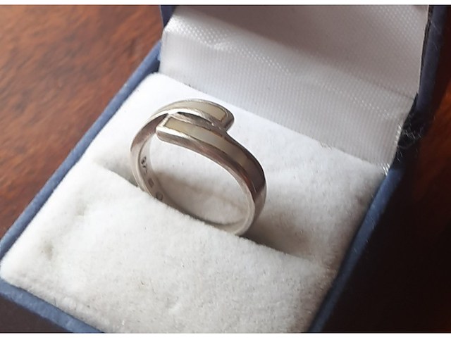 srebrni prsten sa sedefom
