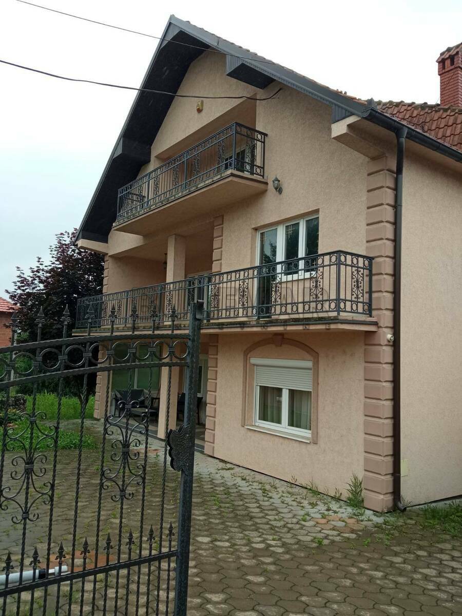 Petrovac kod Kragujevca - kuća 144 m2, pomoćni objekat 45 m2, plac 816 m2