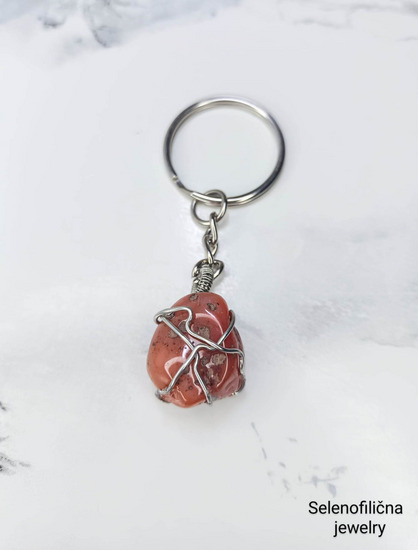 Privezak za ključeve crveni ahat kristal