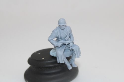 Peddinghaus-Decals 35W049 German soldier sitting in greycoat with MP40
