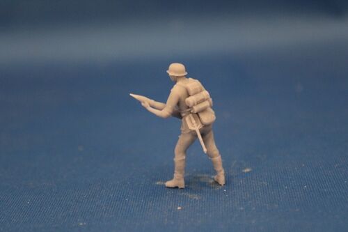 Peddinghaus-Decals 48F056 Crewmember for 8,8 cm Pak 43 - Loder standing with round