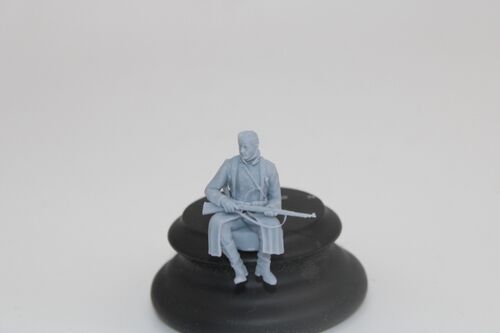 Peddinghaus-Decals 35W054 German soldier sitting in grecoat and fieldcap with Karabiner 98k