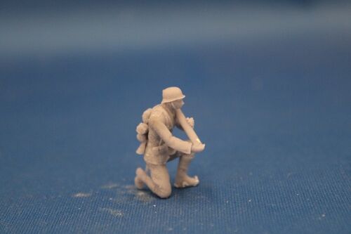 Peddinghaus-Decals 48F051 German soldier kneeing with grenade for 7,5 cm Pak 40