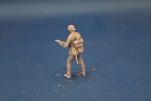 Peddinghaus-Decals 48F055 Crewmember of the 8,8 Pak 43 - Soldier standing with round