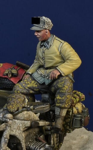 D-DAY miniature studio 35186 Waffen SS soldier, Hungary 1945 (for backseat)