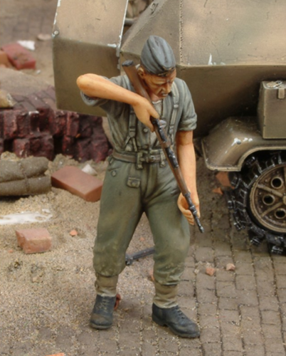 Royal Model di R. Reale 177 German soldier cleaning rifle-WWII