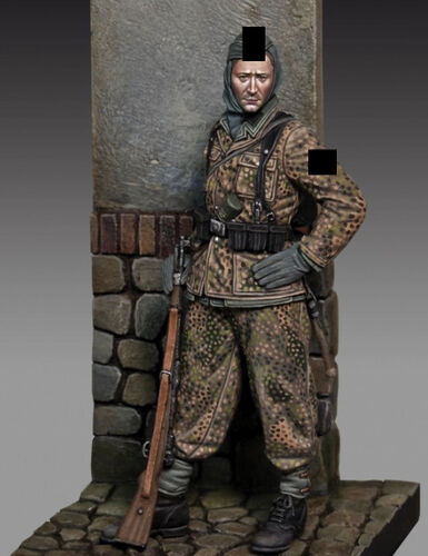 Royal Model di R. Reale 800 Waffen SS Grenadier with rifle