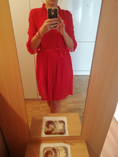 Crvena plise haljina