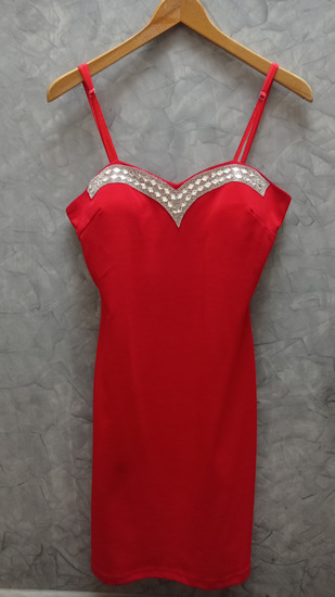 Kratka crvena haljina sa cirkonima