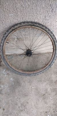 Bicikl zadnji tocak sa kontrom i ispucalom gumom 2